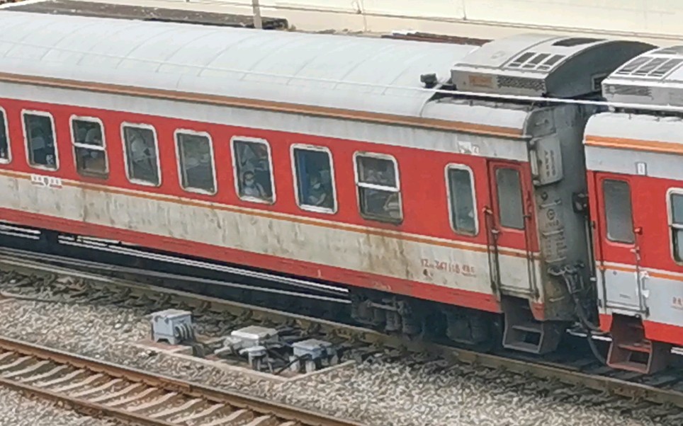 你瞅瞅这车埋汰得不成样子了！京沪本线第一大破车K102次温州——北京列车北京站进站，到达机济局济段HXD3D-0575_哔哩哔哩_bilibili