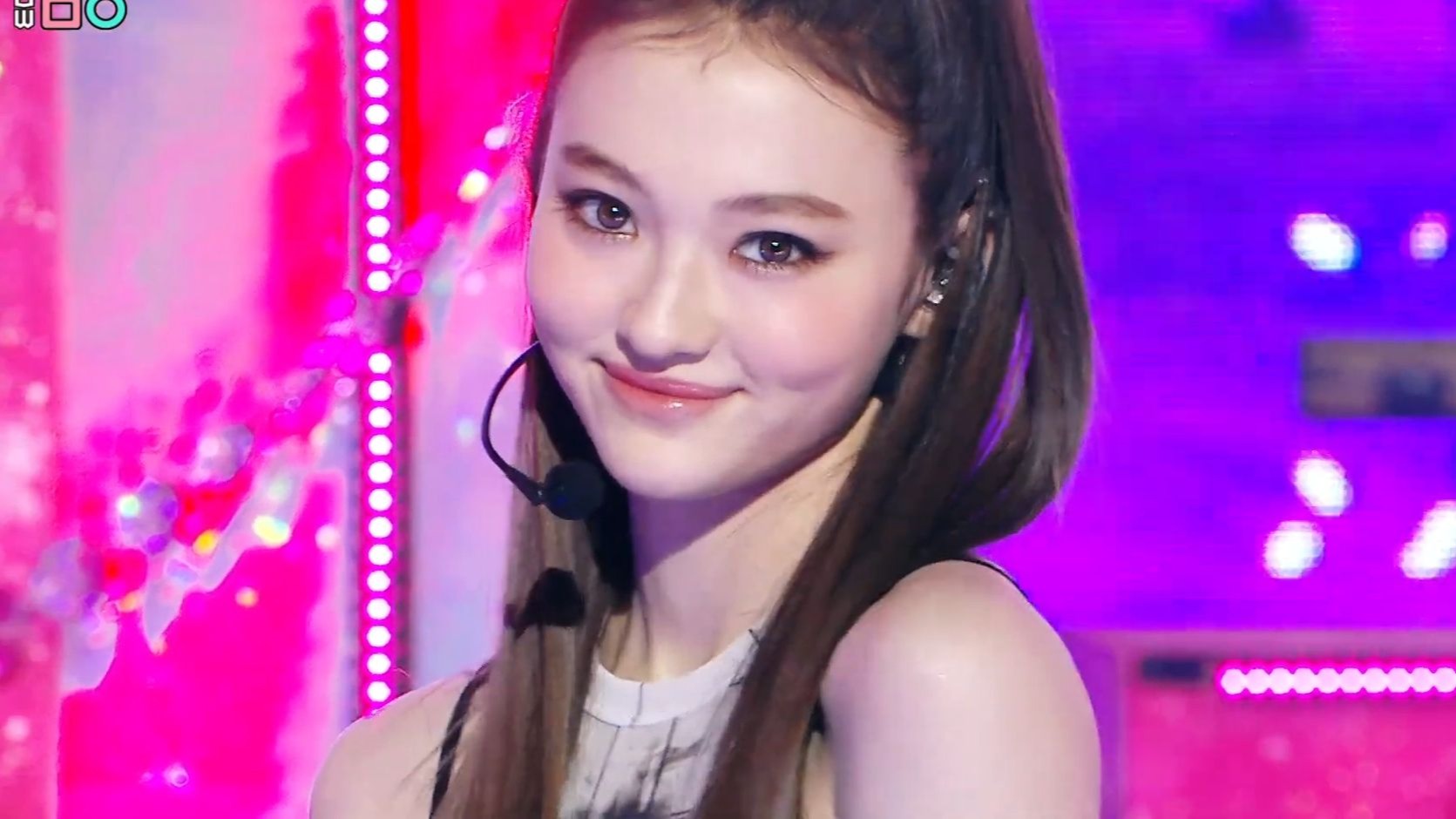 MEOVV回归先行曲HANDS UP打歌舞台-pcyxjy-pcyxjy-哔哩哔哩视频