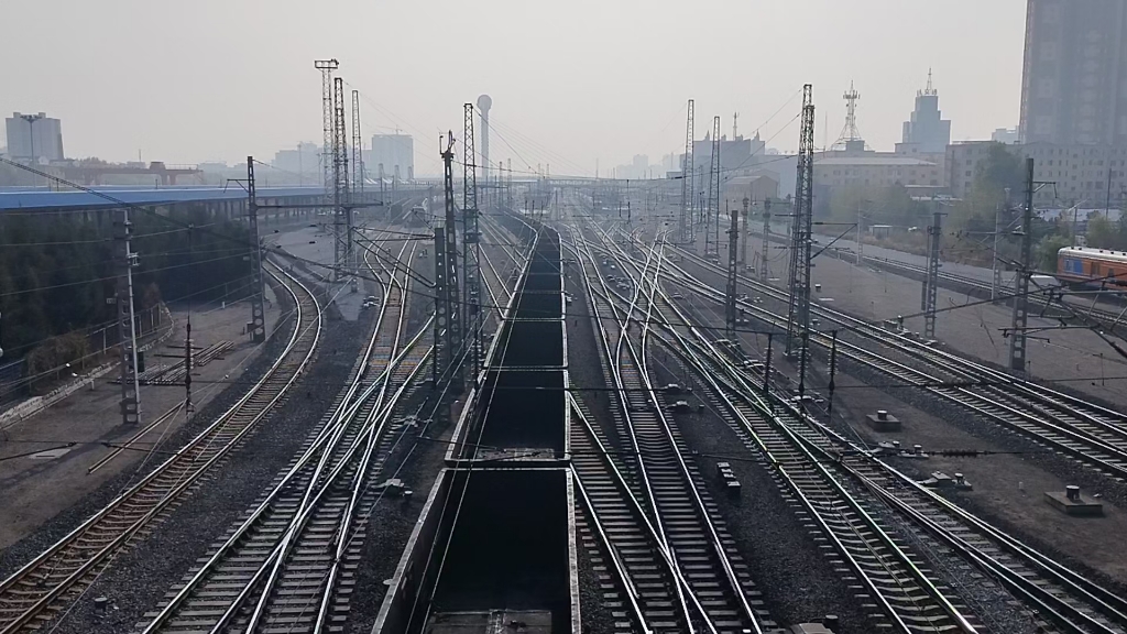 京哈铁路and平齐铁路and四梅铁路 十月末东北铁路枢纽四平，观货列南来北往东来西去33 重载铁路爱好者 重载铁路爱好者 哔哩哔哩视频