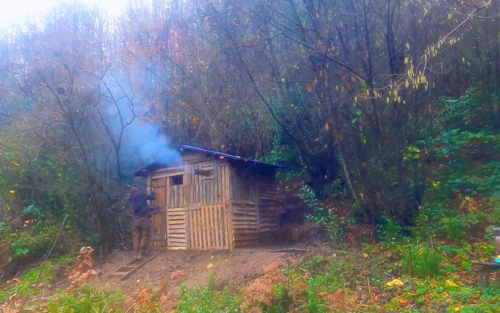 独自跑到山里,不花钱盖栋带火炉的小木屋,远离城市无人打扰真爽 改造师马里奥 改造师马里奥 哔哩哔哩视频