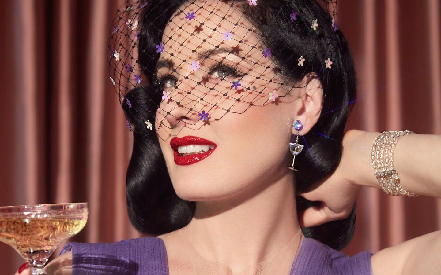 Dita Von Teese 欧洲巡演幕后 | 2022-十x-十x-哔哩哔哩视频