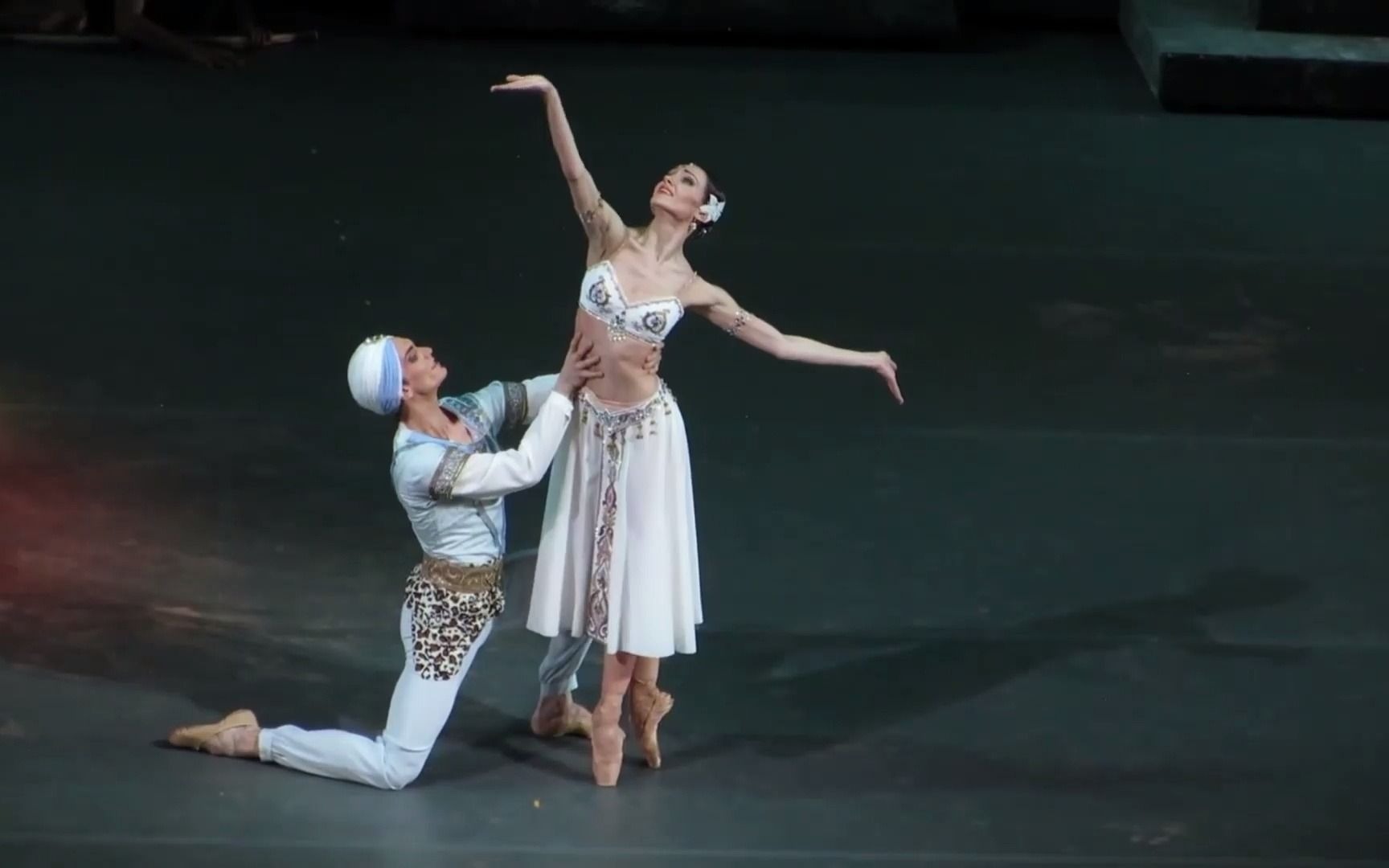 莫斯科大剧院芭蕾《舞姬》第一幕尼基亚和索洛尔, Yulia Stepanova, Artemy Belyakov_哔哩哔哩_bilibili