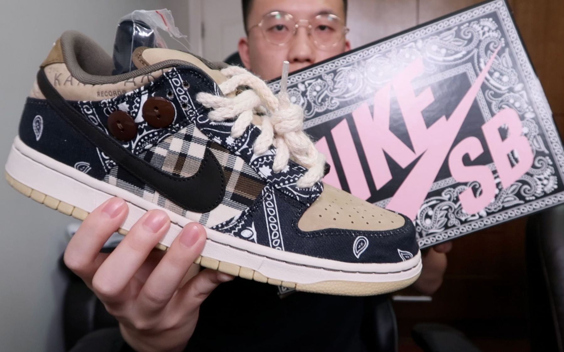 【answer824】价值几万的真亲友限定版本dunk Travis Scott开箱！TS dunk提前预定年度最佳dunk？_哔哩哔哩_bilibili