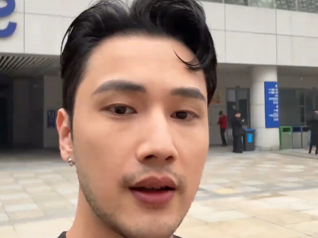 这人咋这样呢… #抽象 #刘大炮和老黑联动了-刘大炮007-刘大炮007-哔哩哔哩视频