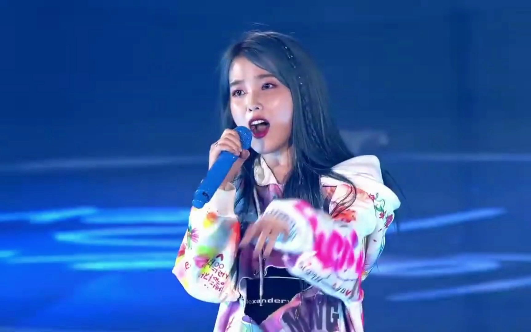 IU 2019首尔演唱会《Blueming》绝美的IU加上绝美舞台还不能让你心动吗？_哔哩哔哩_bilibili