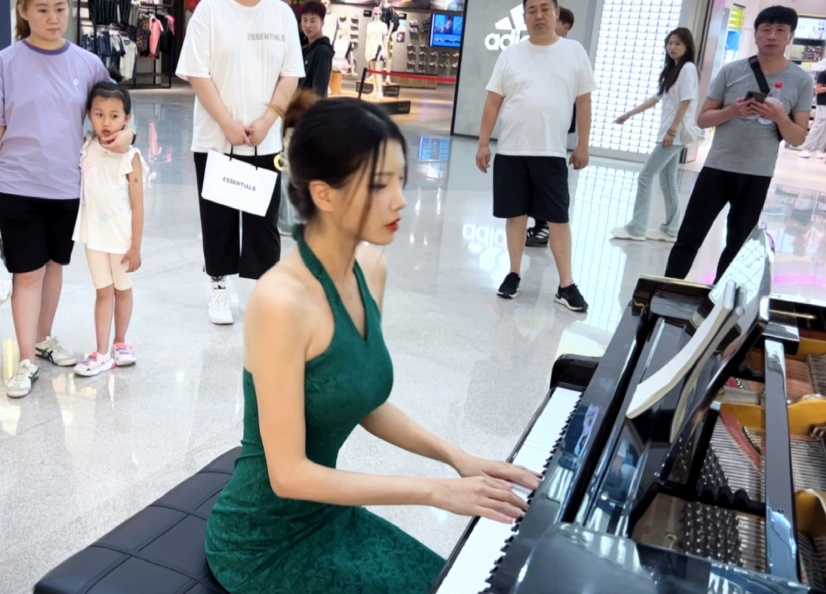 又在商场随地大小弹了-绯绯Feifei-绯绯Feifei-哔哩哔哩视频