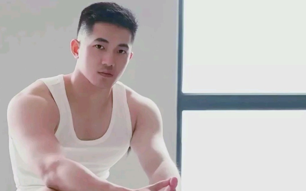 翘臀美臀 体育生 肌肉男 健身 胸肌 健身体育生,身材好,颜值也好!