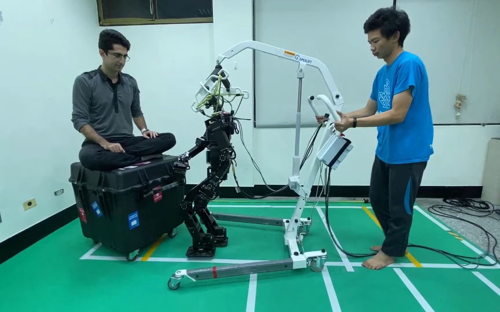 Carrying heavy human or object by a humanoid robot using DRL_哔哩哔哩_bilibili
