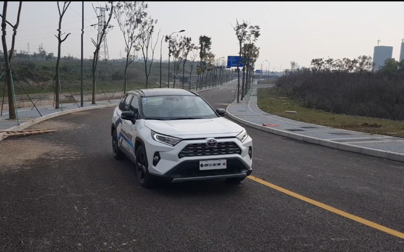 【轮里学】全新RAV4荣放 2.5L双擎四驱版 全新TNGA-K架构下的丰田重磅SUV相比上一代进步了多少？0-100km/h的加速怎样？_哔哩哔哩_bilibili