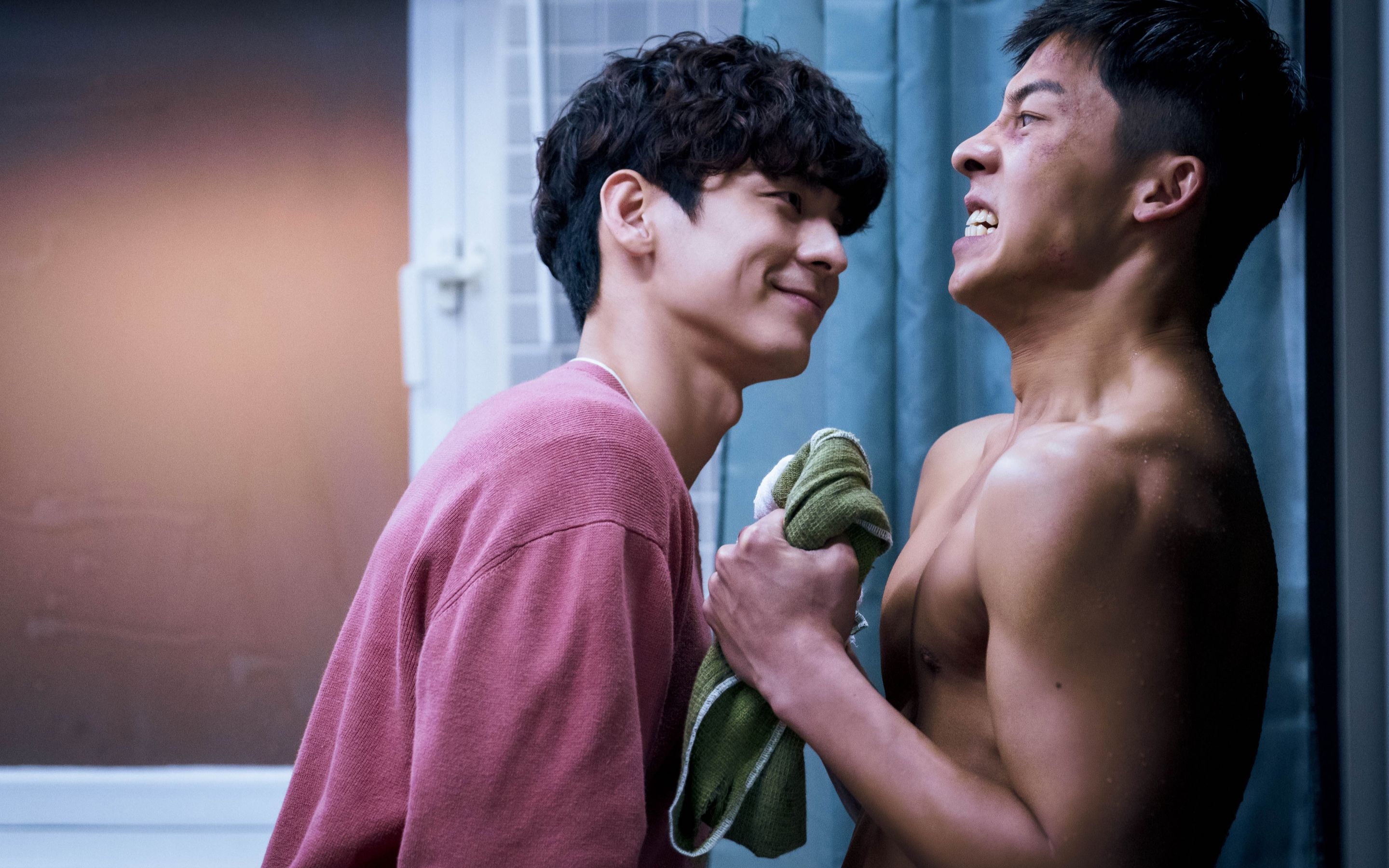 男人在洗澡时掉了肥皂！他不敢弯腰去捡，他怕后门别棍！-火龙果讲电影-火龙果讲电影-哔哩哔哩视频