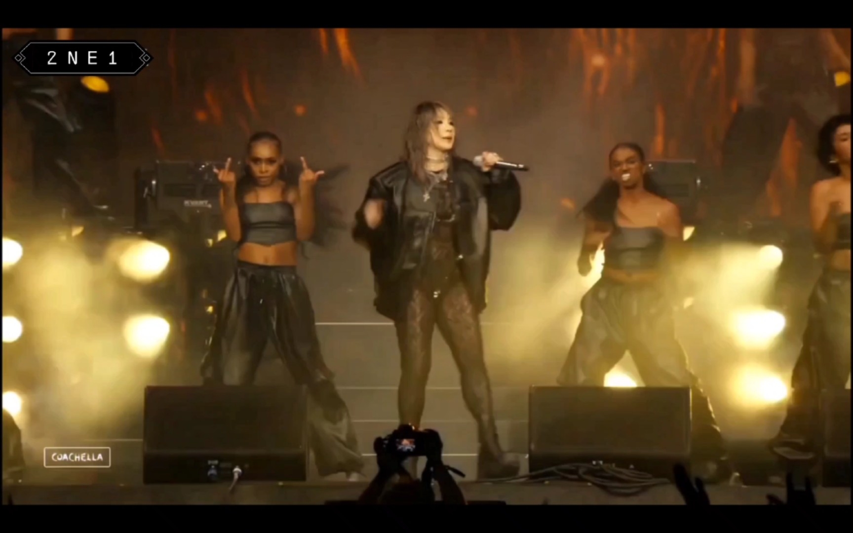 【2NE1时隔七年再合体】CL开场 爷青回 泪目(还是熟悉的出场方式)4K收藏版_哔哩哔哩_bilibili