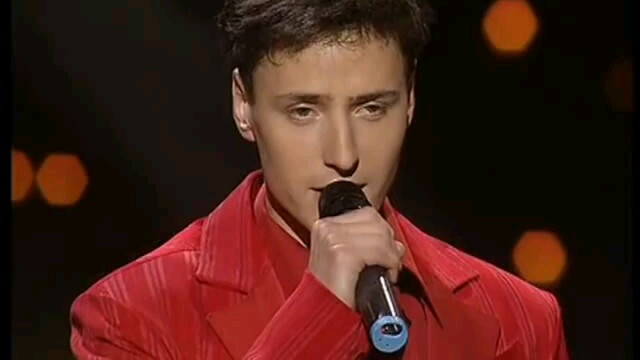 【Vitas】维塔斯的两版红衣《星星》，你们更爱哪个？_哔哩哔哩_bilibili