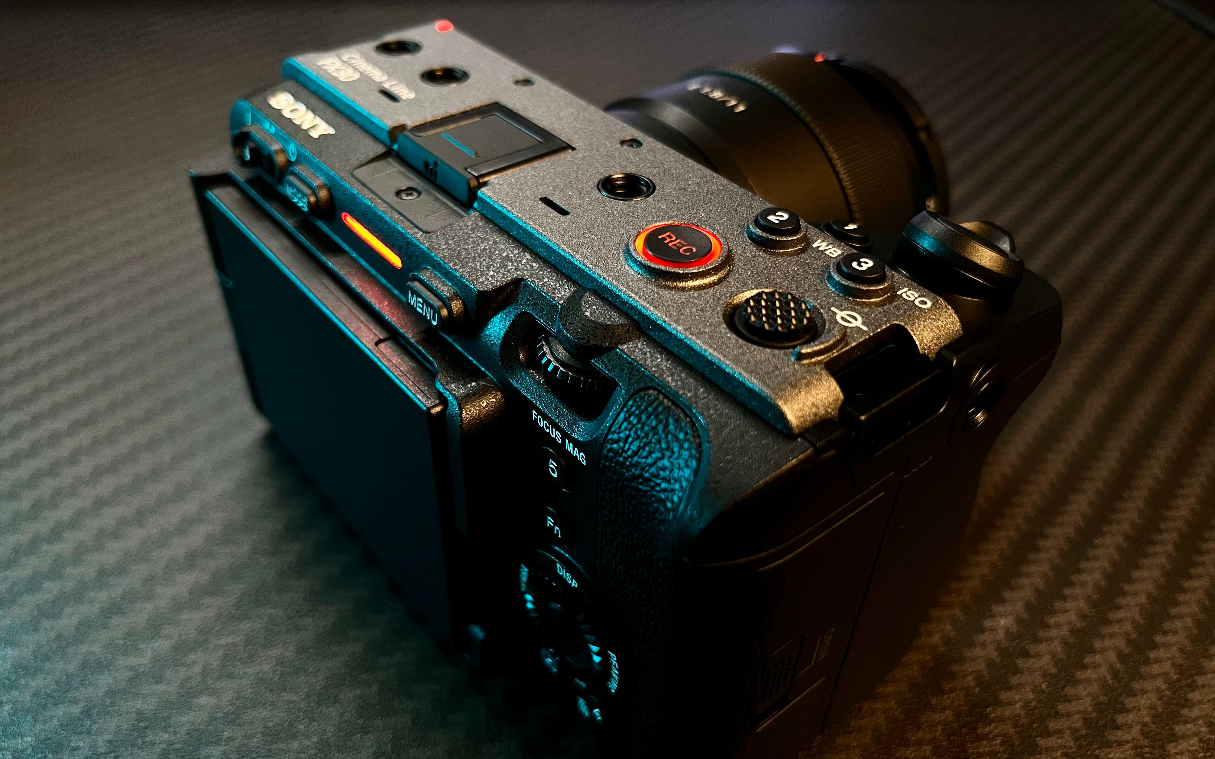 FX30 ZVE1双持用户告诉你该选哪台