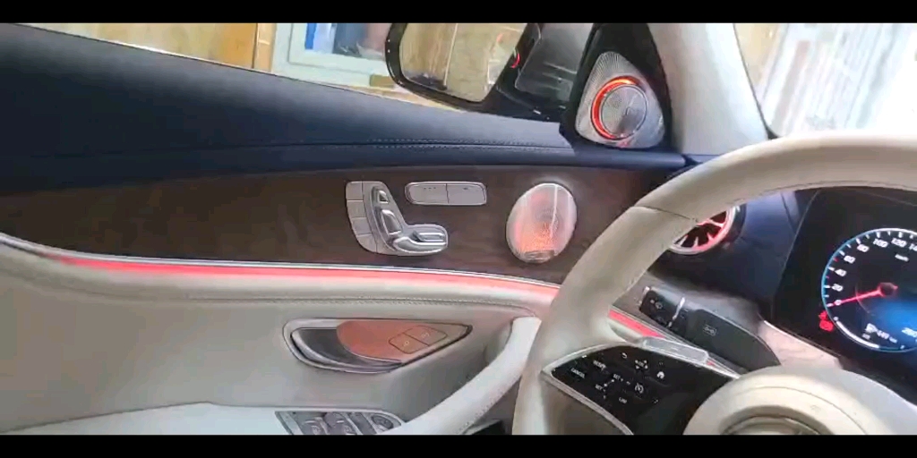2021款 奔驰E300L 3D泊林旋转高音＋前后发光涡轮柏林发光盖板＋眼镜盒顶棚灯 [庆祝][庆祝][庆祝]_哔哩哔哩_bilibili