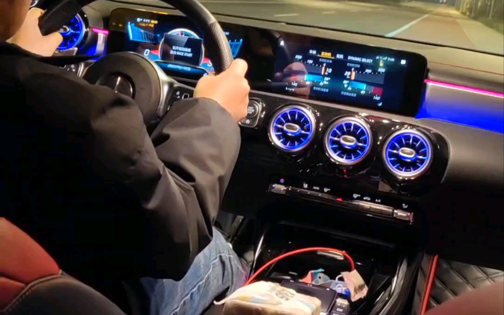 奔驰AMG-A35L弹射起步具现化效果_哔哩哔哩_bilibili