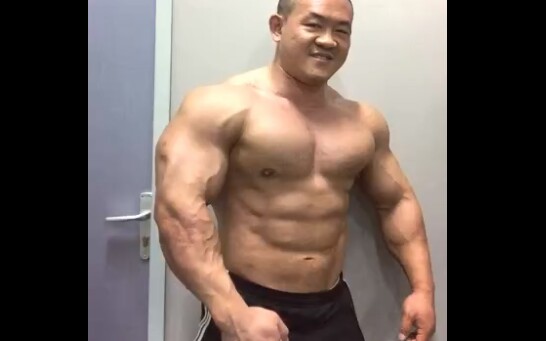 壮熊大秀硕大肌肉1哔哩哔哩 ゜ ゜つロ 干杯~ Bilibili