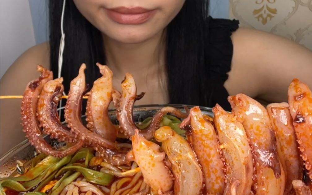 【爆辣螺蛳粉＋章鱼足＋脆脆贡菜~】 猫猫杨今天吃什么 猫猫杨今天吃什么 哔哩哔哩视频