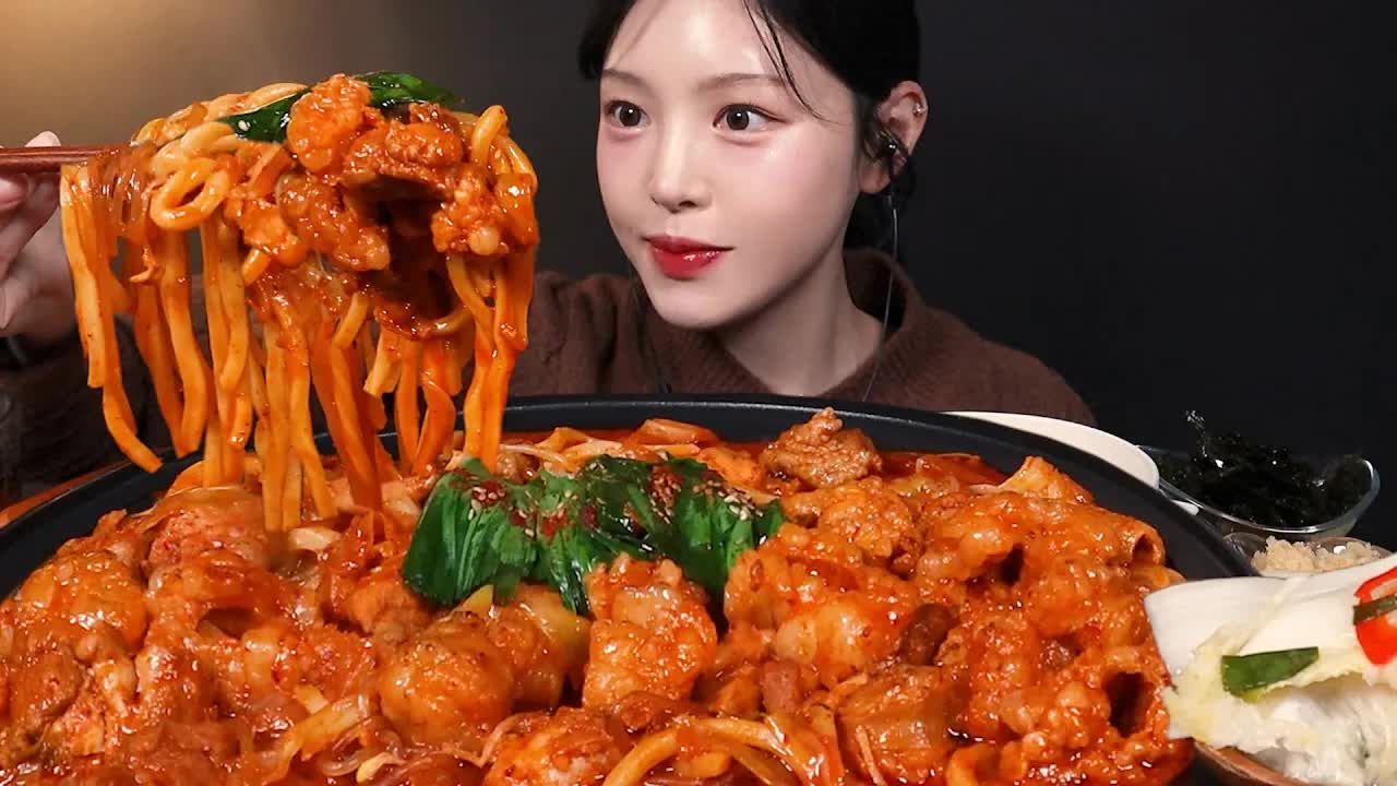 【Boki 中字】香辣牛肠和炖鸡 美食节目-Boki福姬-Boki福姬-哔哩哔哩视频