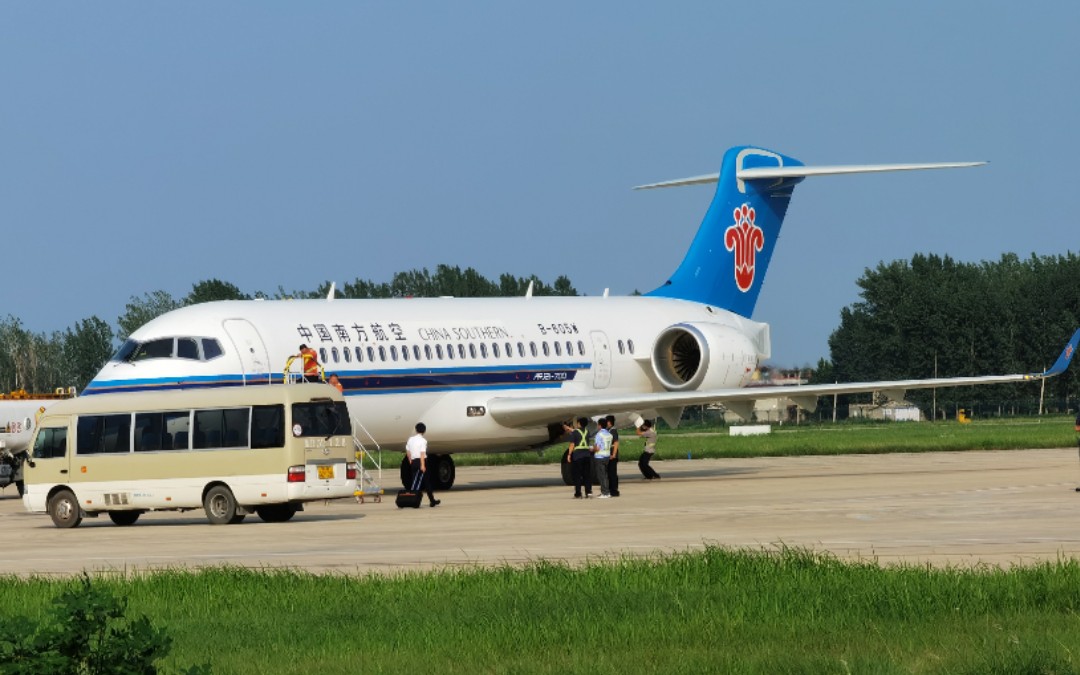 惊！南航ARJ21，竟然在南阳姜营机场活捉一只ARJ21_哔哩哔哩_bilibili