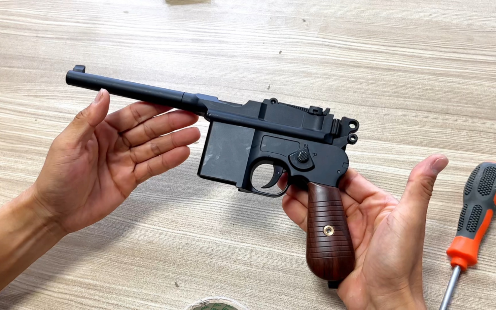 新品拆解：乖巧虎龑虎C96反吹激光抛壳玩具-世界轻武器玩具模型-世界轻武器玩具模型-哔哩哔哩视频