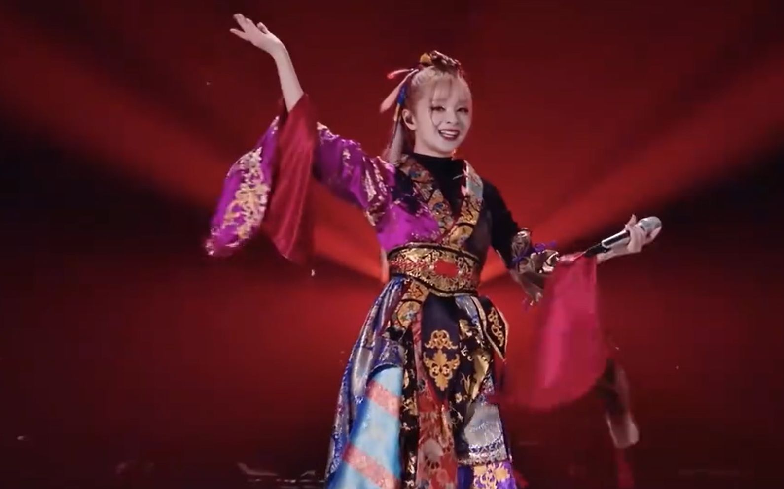 小美定妆vlog后台也很活泼 美依礼芽来长沙喝奈雪啦 