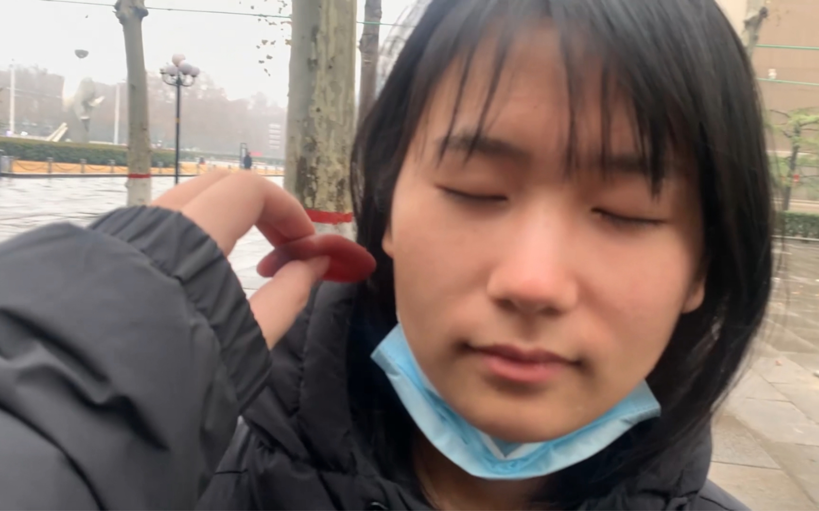 男友拿假舌头 调戏”女友,让她以为被亲了,结果把自己搭进去了 美若冰冰qvq 美若冰冰qvq 哔哩哔哩视频