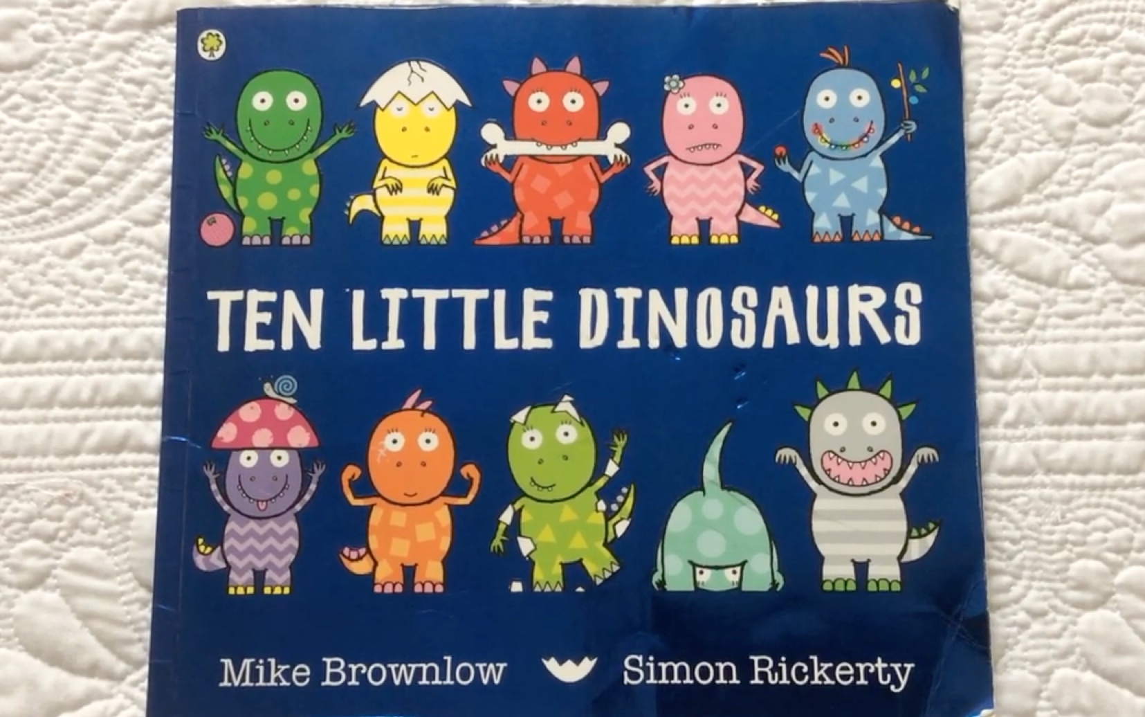 英文绘本 十只小恐龙历险记 迈克布朗洛 TEN LITTLE DINOSAURS | Story Train read aloud for ...