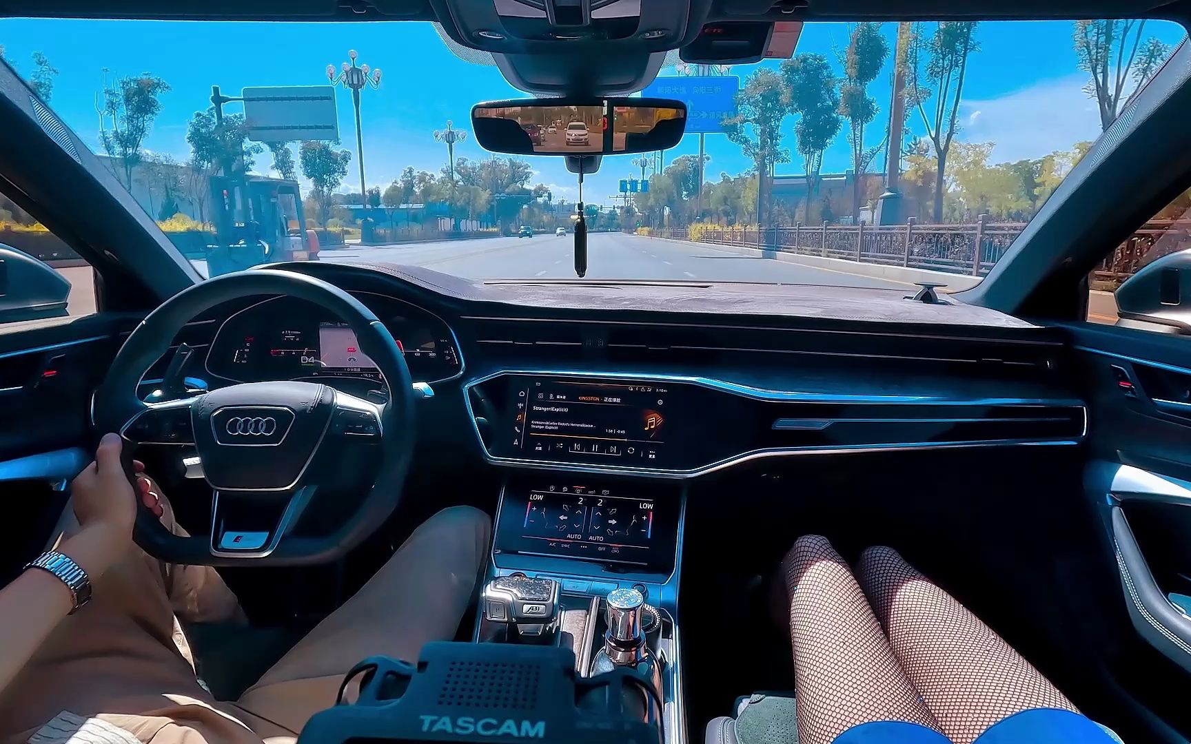 《Stranger(Explicit)》奥迪A6L大B&O音响 《A6L大bo全网首发》（录音笔正中录制）（动态录制）-奥迪A6L大BO音乐台-奥迪A6L大BO音乐台-哔哩哔哩视频