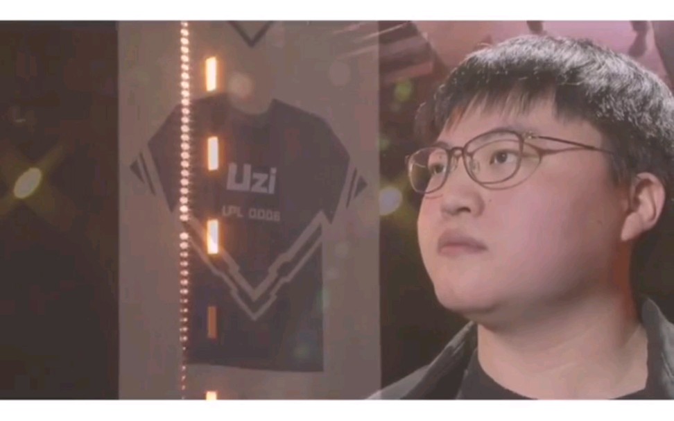 RNG八周年现场，#UZI入驻RNG名人堂 现场下起来金色的雨#UZI ！_哔哩哔哩_bilibili