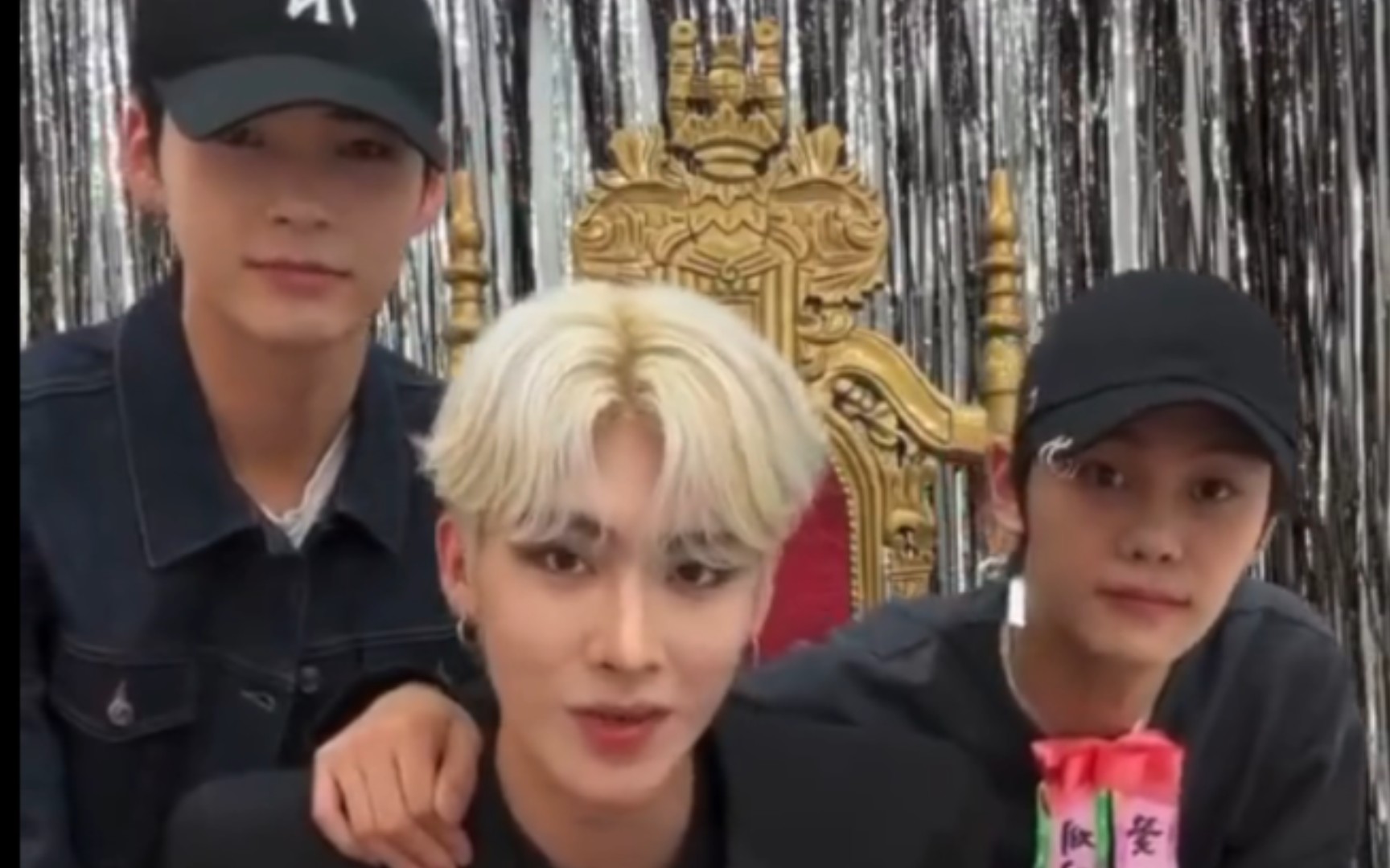 ZB1小狗金奎彬为ZB1 RICKY沈泉锐愿望献上王冠！哈哈哈拍照时间开始！RICKY沈泉锐生日直播CUT