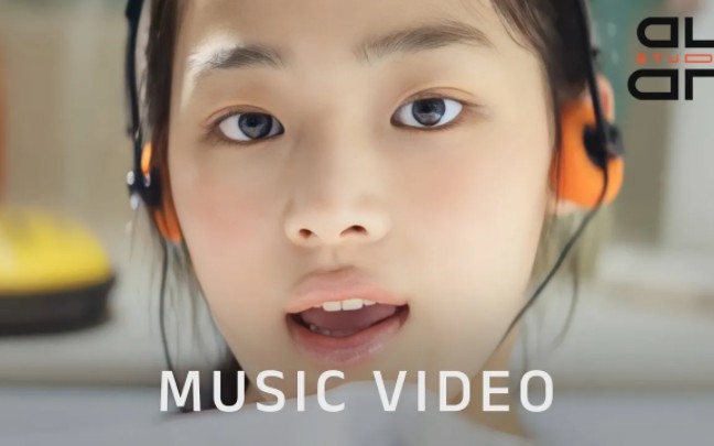 【4K60帧中字】 NewJeans 'Attention' MV_哔哩哔哩_bilibili