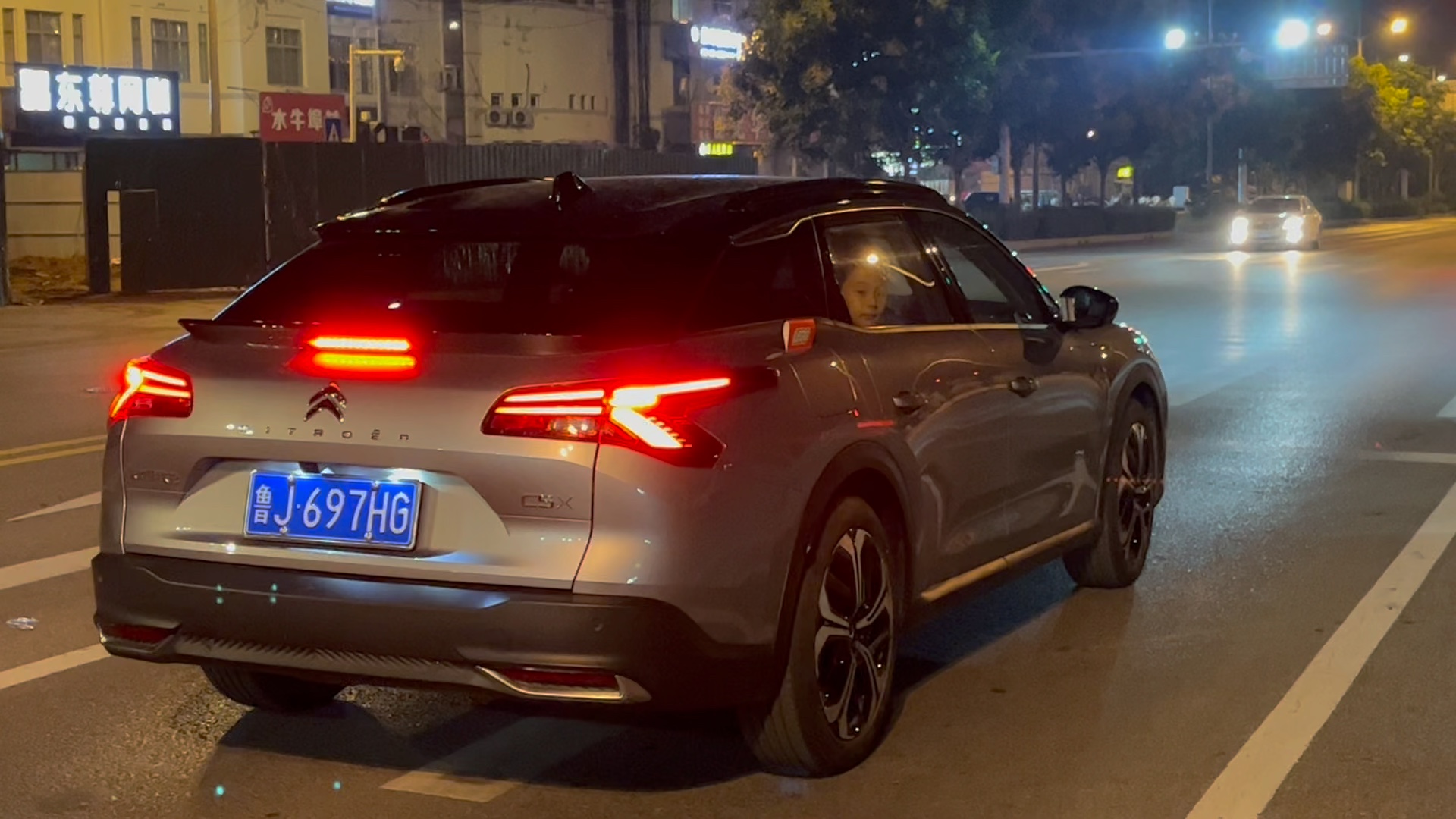 夜色中穿梭！雪铁龙凡尔赛C5X_哔哩哔哩_bilibili