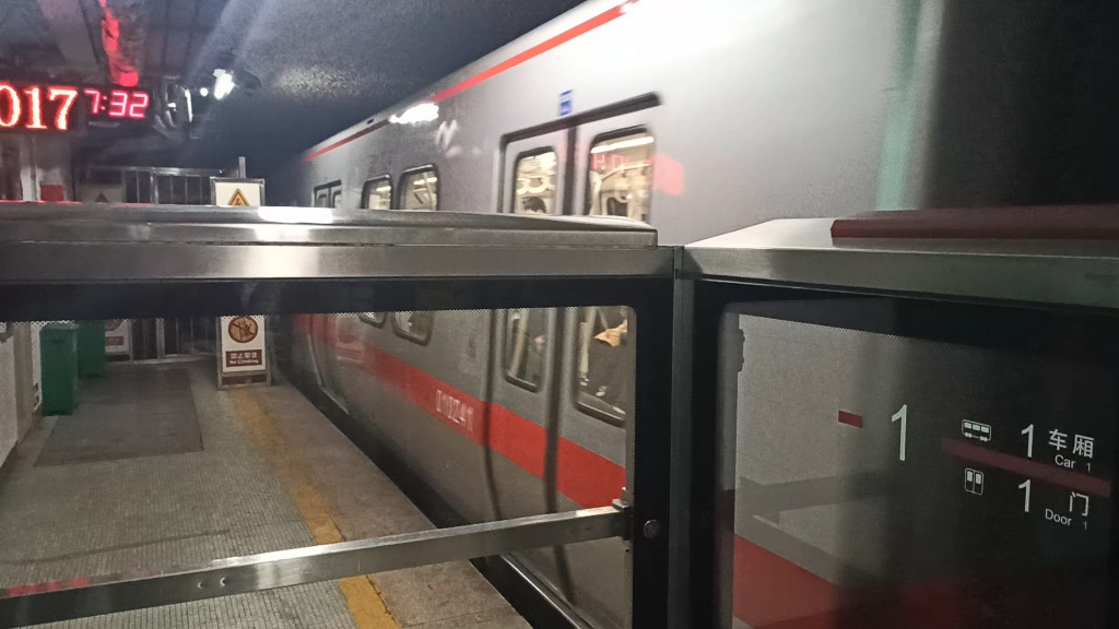 DKZ4的鸣笛！！！北京地铁1号线S424车组出军博，感谢赵师傅友好鸣笛！_哔哩哔哩_bilibili