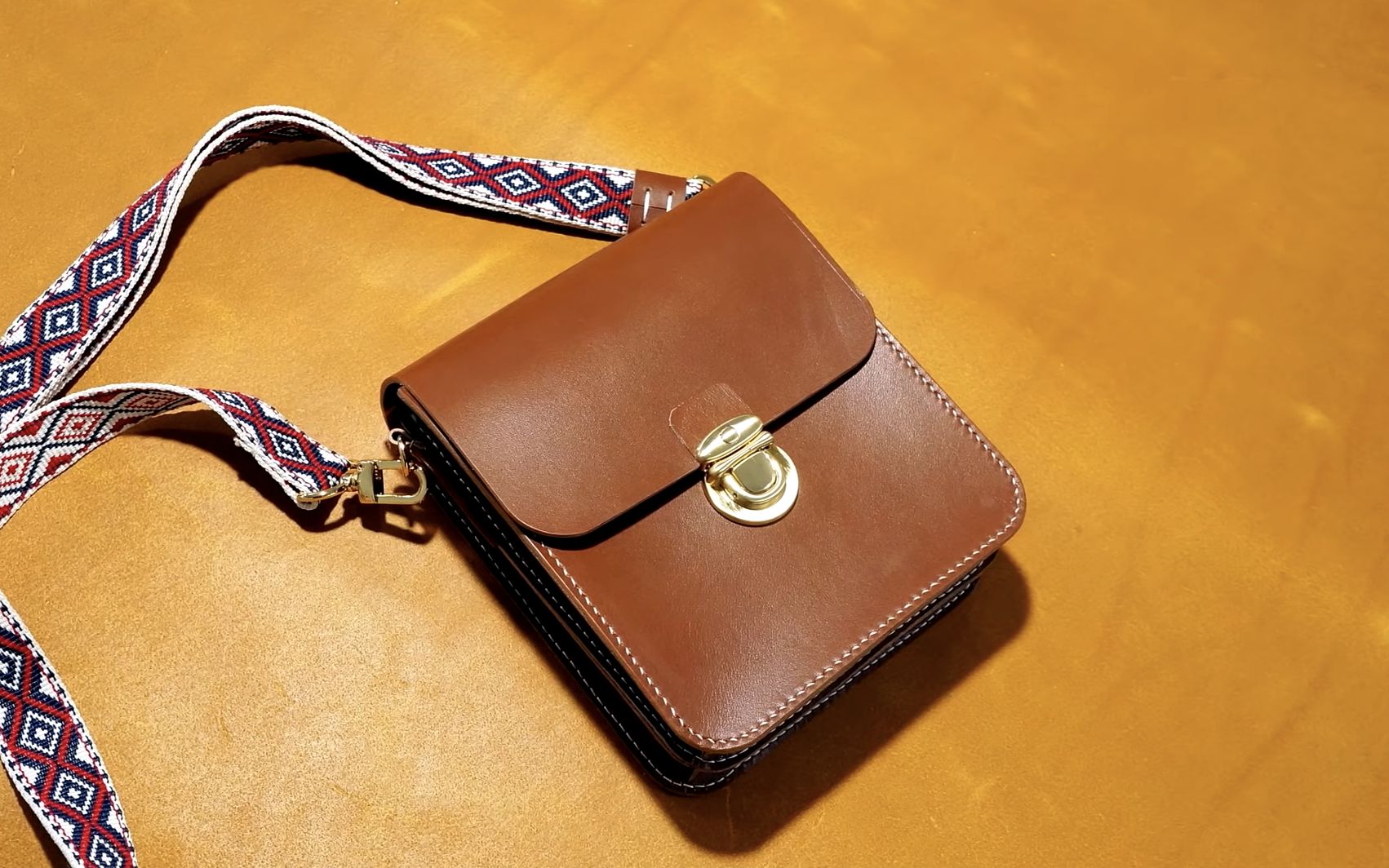 Bitchen手工皮具系列 方形mini皮革单肩包 有图纸 （Leather Cross Bag）_哔哩哔哩 (゜-゜)つロ 干杯~-bilibili