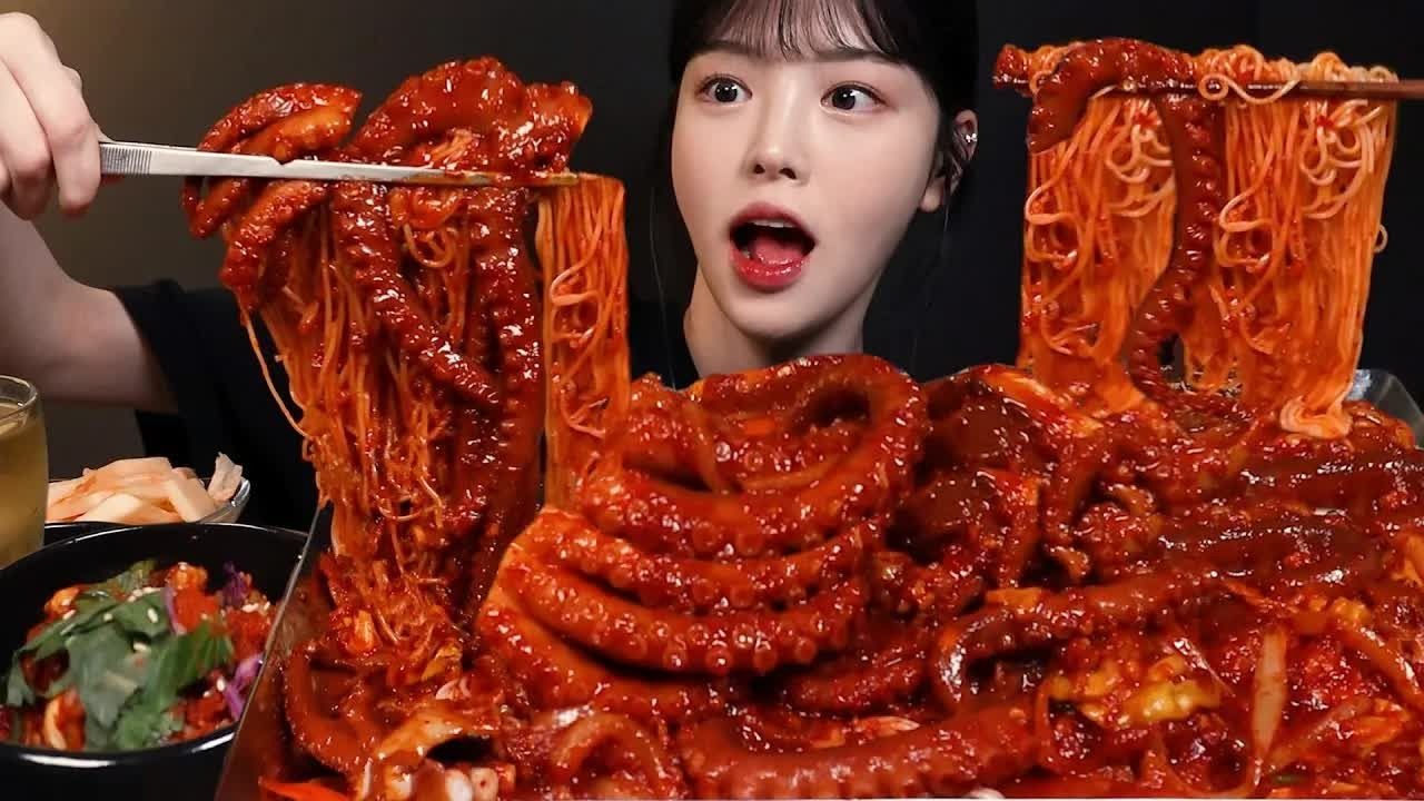 【Boki字幕版】超大辣炒章鱼配面条吃播！！！-bokiboki小姐姐-bokiboki小姐姐-哔哩哔哩视频