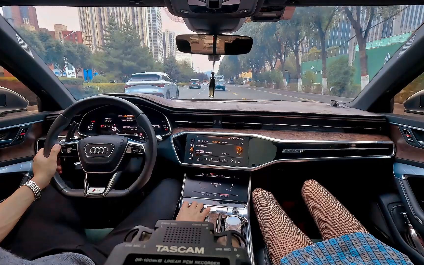 薛之谦&锤娜丽莎《违背的青春(Live)》奥迪A6L大B&O音响 《A6L大bo全网首发》（录音笔正中录制）（动态录制）-奥迪A6L大BO音乐台-奥迪A6L大BO音乐台-哔哩哔哩视频