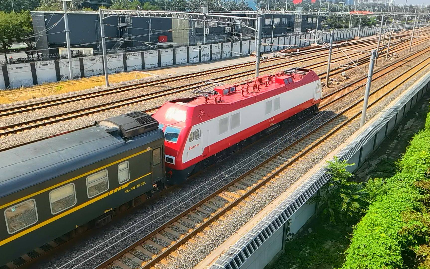 Up的铁路随拍443C------烧酒牵引的K1455次交汇红枣牵引的T110次；日常跑高峰线的双控CR400AF