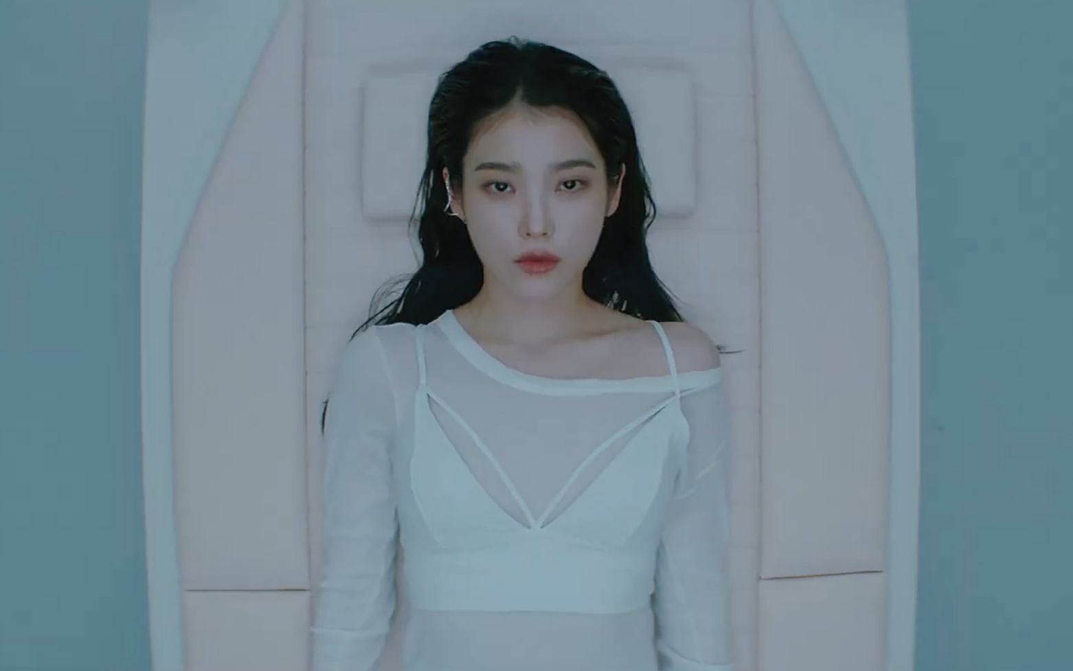 【IU】新歌《Eight》MV首发 快来听8！ [Prod.&Feat. SUGA of BTS]_哔哩哔哩_bilibili