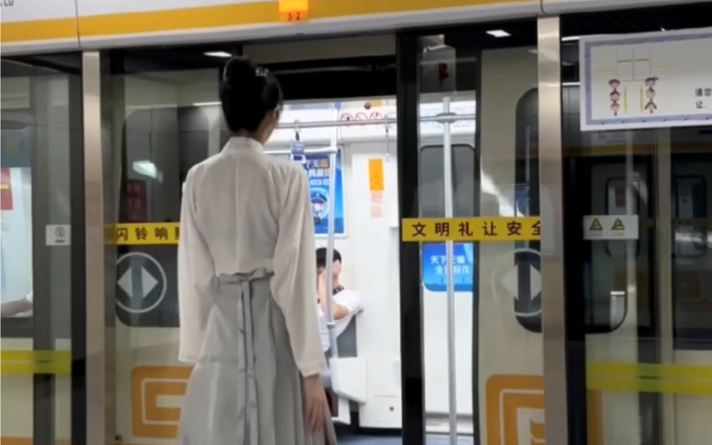 188cm/60kg 马面裙是独属中国人的浪漫-月烨烨子-月烨烨子-哔哩哔哩视频