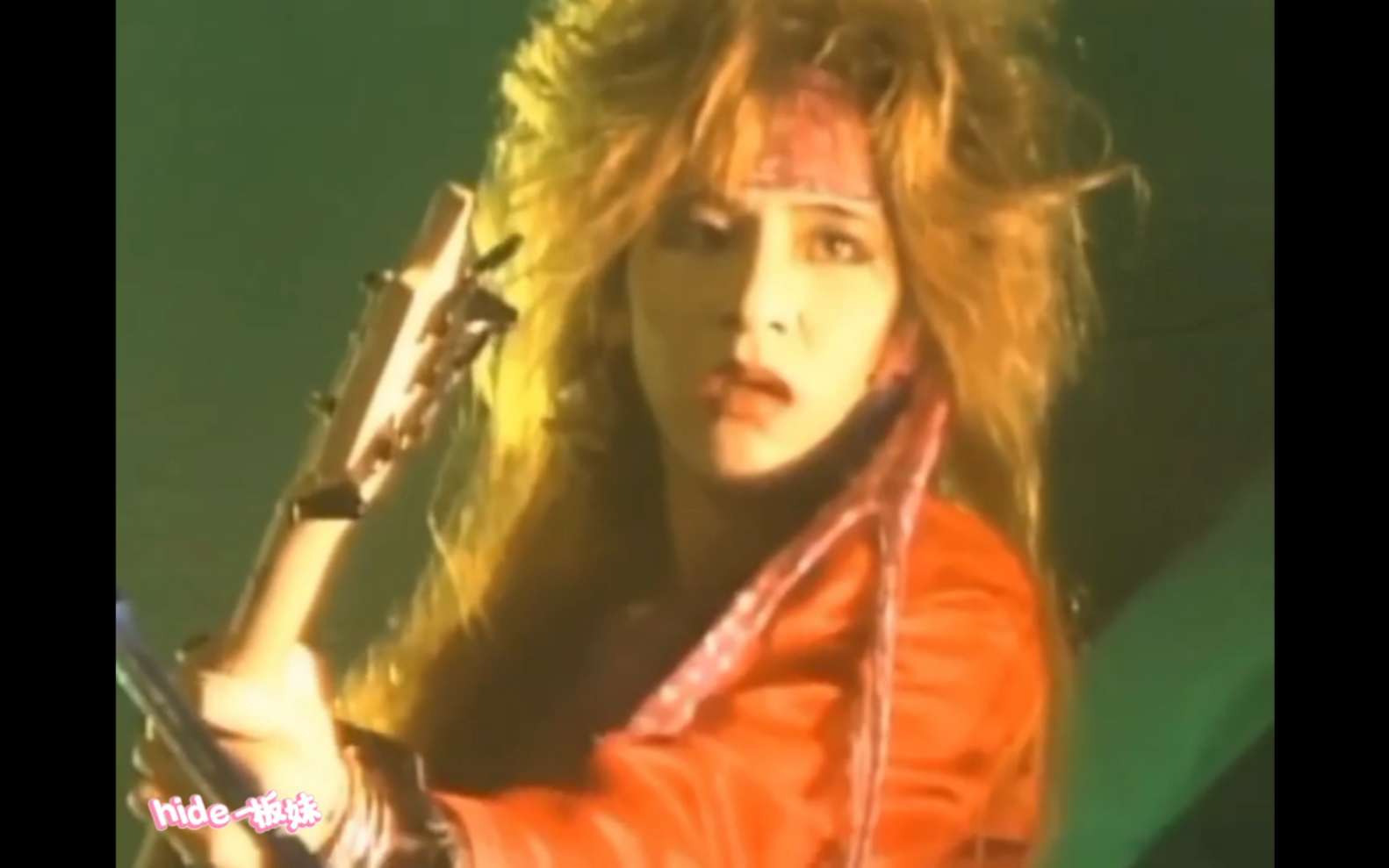 Yoshiki该是有多想念Hide啊！他们也曾是意气风发的少年！