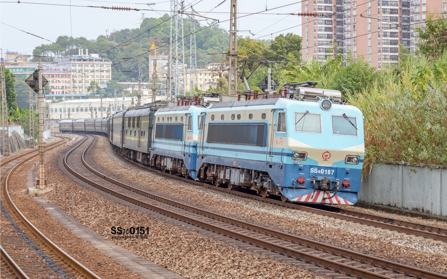 K325次又双机了，SS8-0187回送SS8-0138，回送的后机SS8疑似机破，回送时机车未升弓。_哔哩哔哩_bilibili