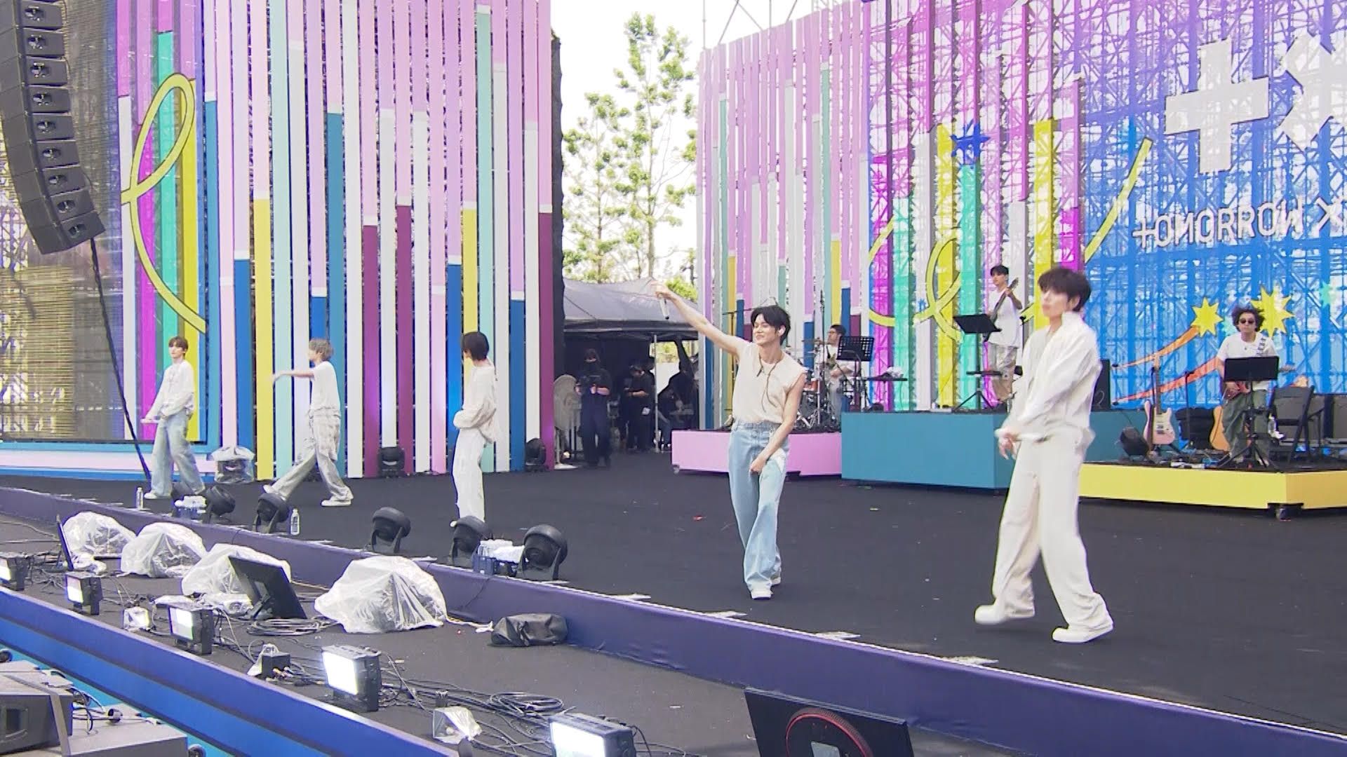 'Deja Vu (Anemoia Remix)’ @ AliExpress 2024 Weverse Con Festival - TXT-TXT_OFFICIAL-TXT_OFFICIAL ...