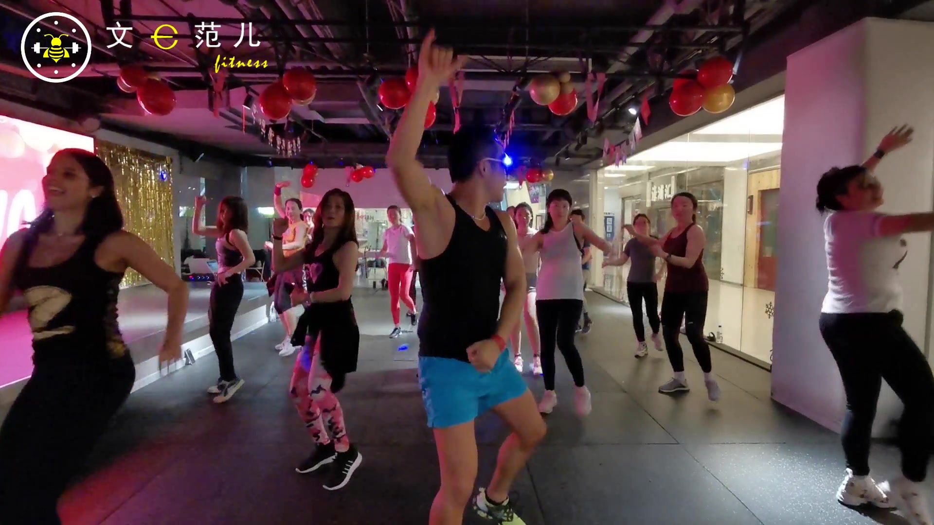 墨镜哥的ZUMBA不止能嗨翻天，还能柔情似水~点击获得一段超赞的Bachata舞曲ZUMBA~_哔哩哔哩_bilibili