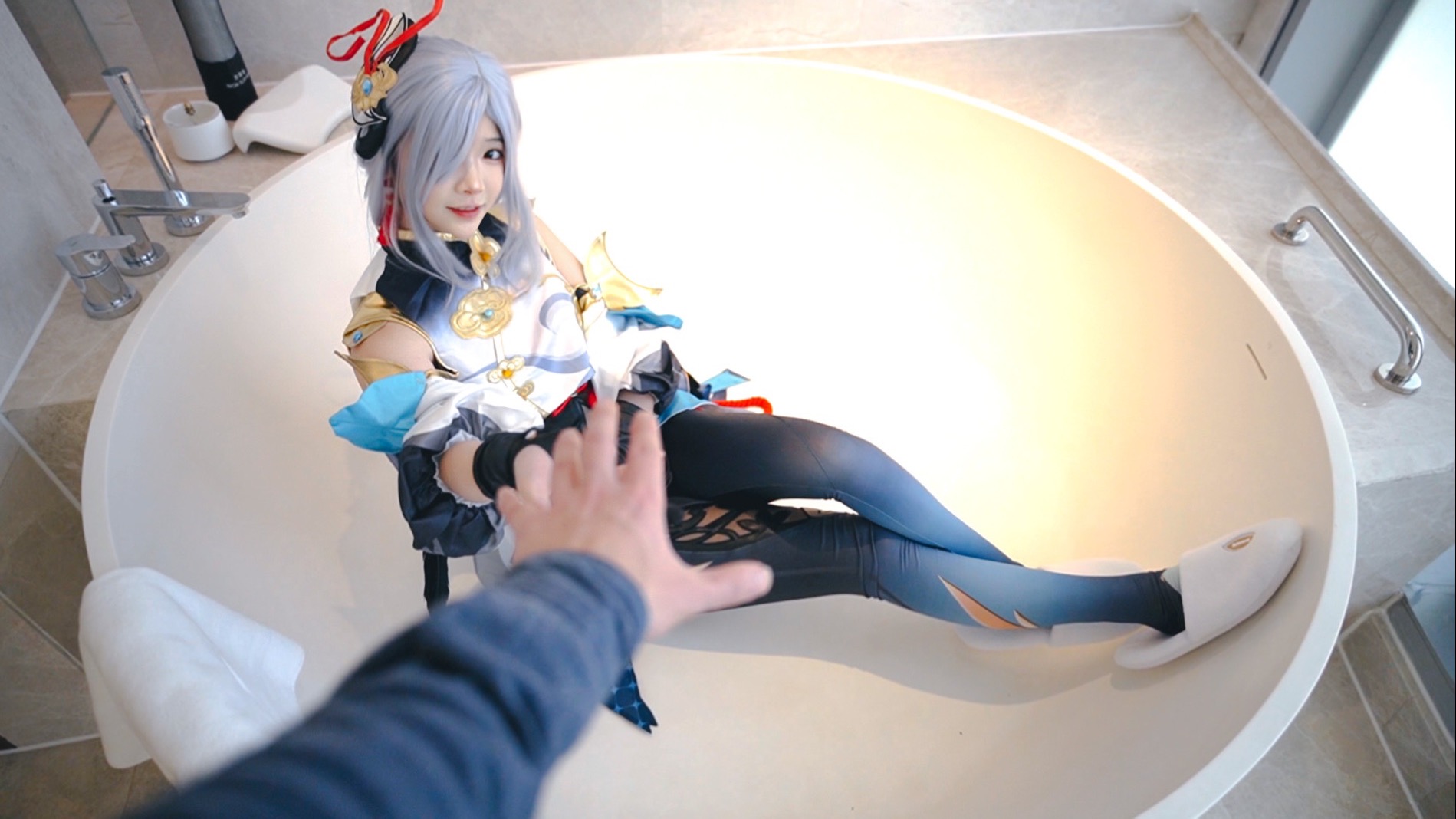 潜入coser房间 发现了这个？！-月见兔-月见兔-哔哩哔哩视频