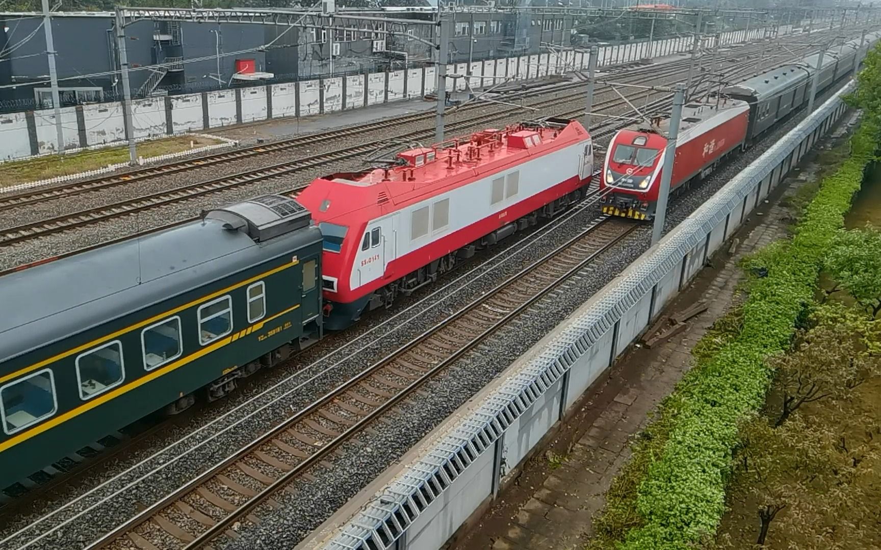 Up的铁路随拍443C------烧酒牵引的K1455次交汇红枣牵引的T110次；日常跑高峰线的双控CR400AF