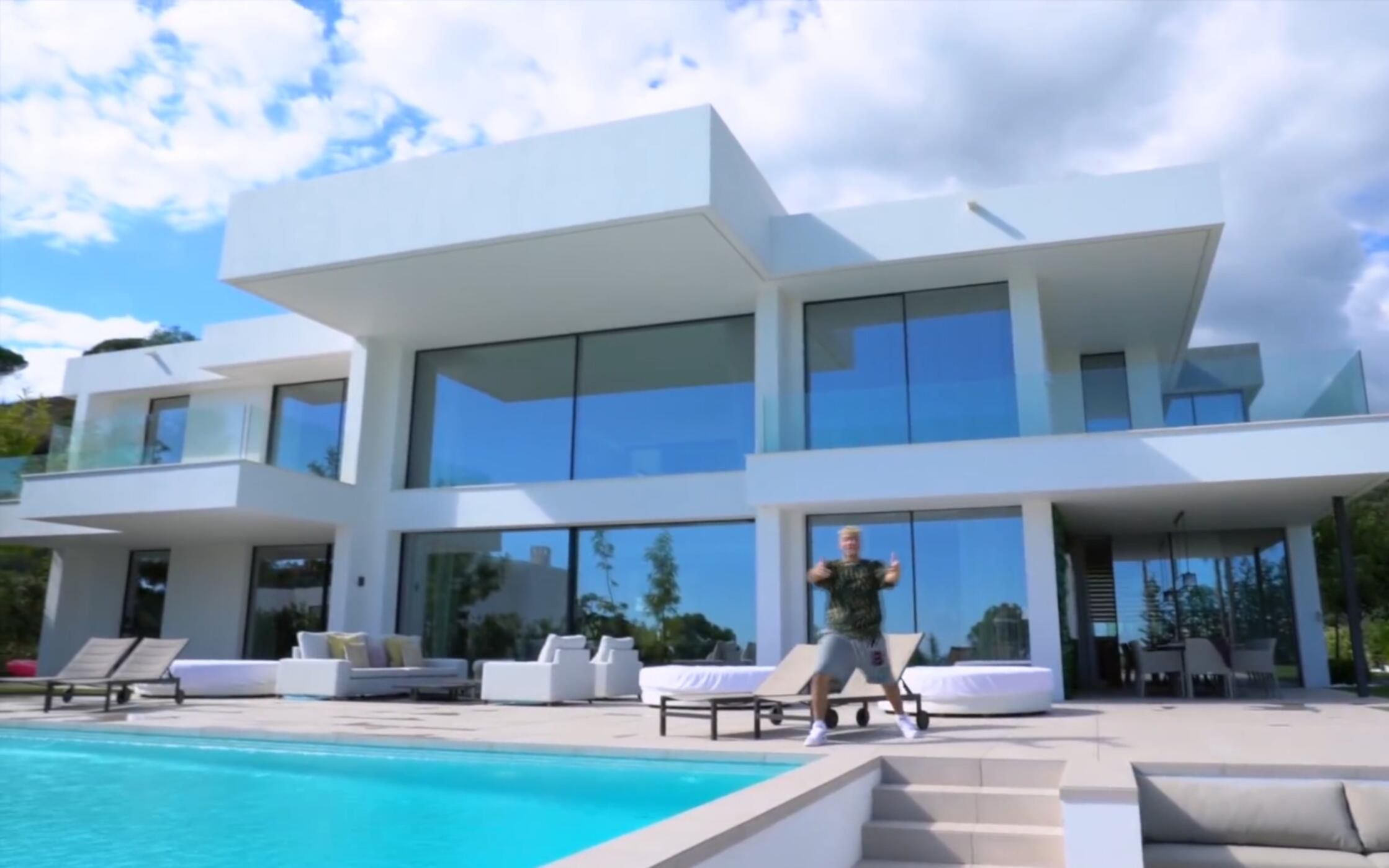 Kyle Hoss小哥在18岁时收到了一栋2200万欧的别墅... | 壕宅系列1280_哔哩哔哩_bilibili