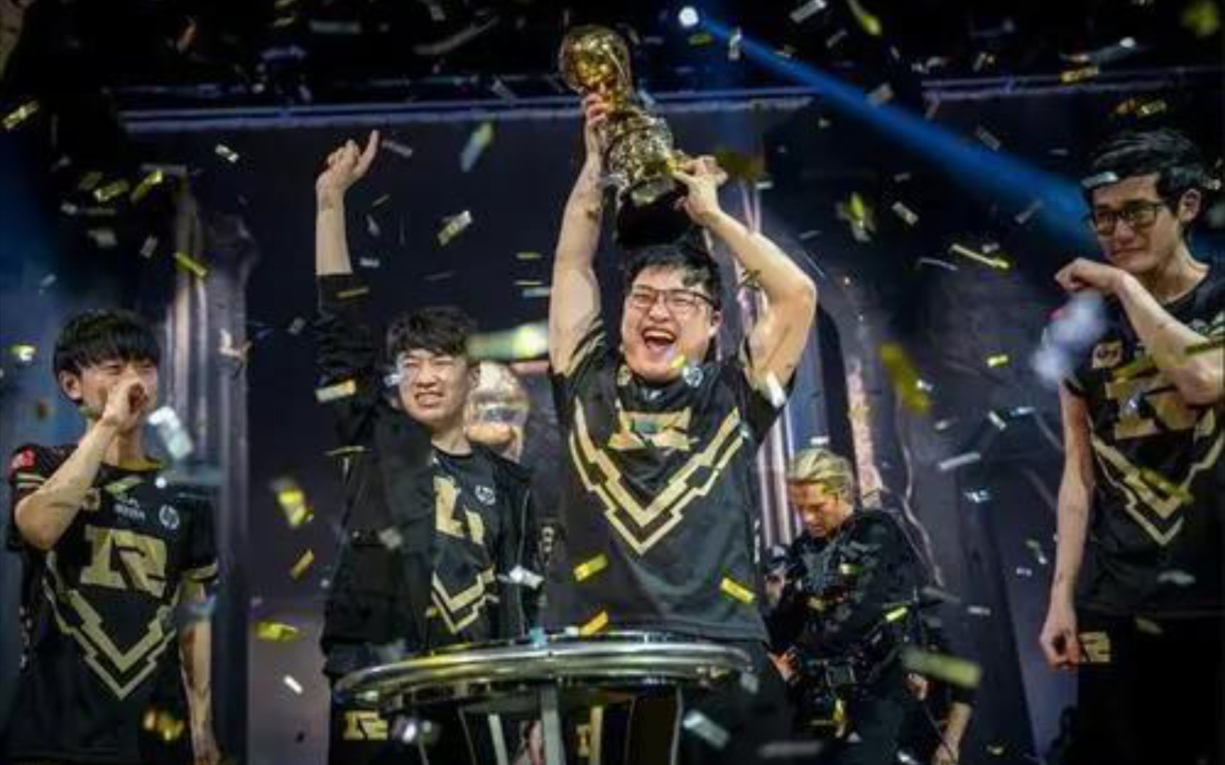 UZI职业赛场夺冠捧杯名场面_电子竞技热门视频