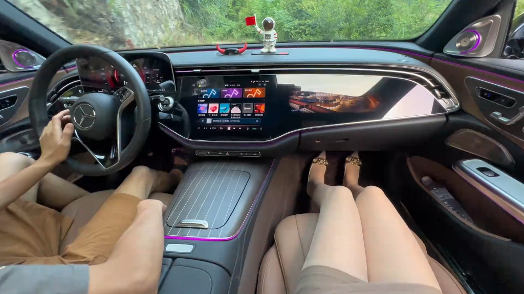 开着60万落地的24款奔驰e300l，听着带4D柏林之声的这种感觉太爽了叭！原来快乐就是这么简单！-思念不念li-思念不念li-哔哩哔哩视频