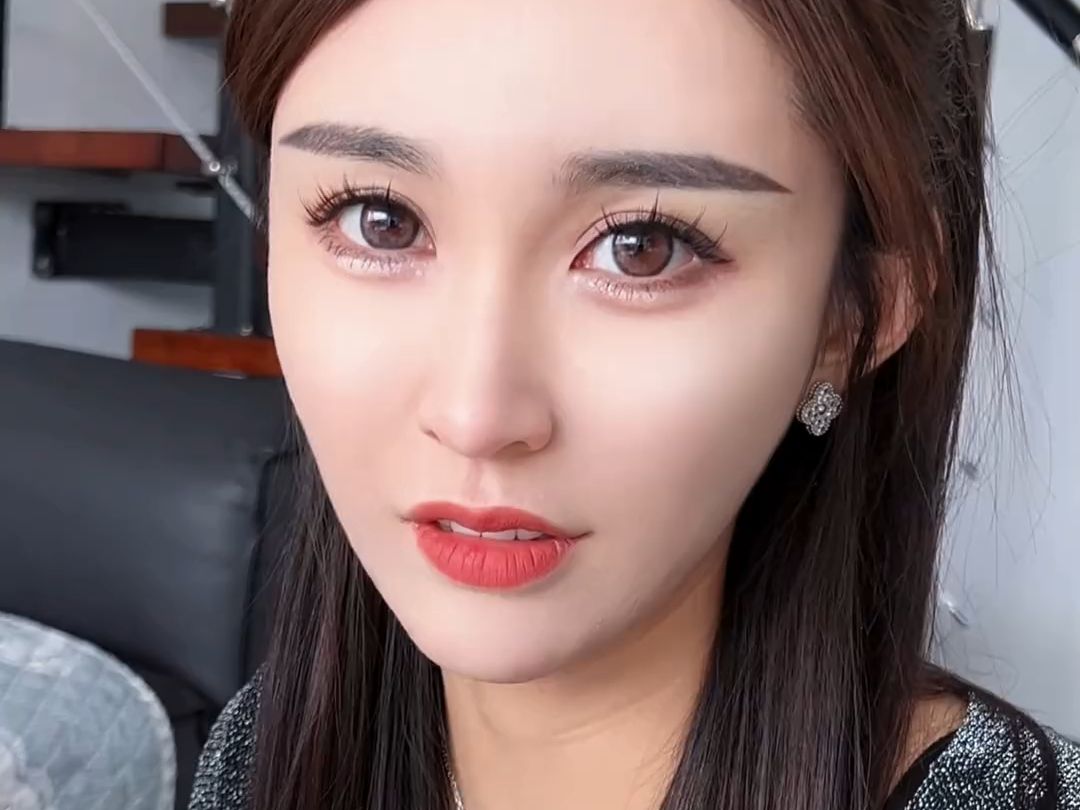 成年人最擅长的事情 不是让自己清醒 而是自我欺骗和自我安慰 是十二来了呀 是十二来了呀 哔哩哔哩视频