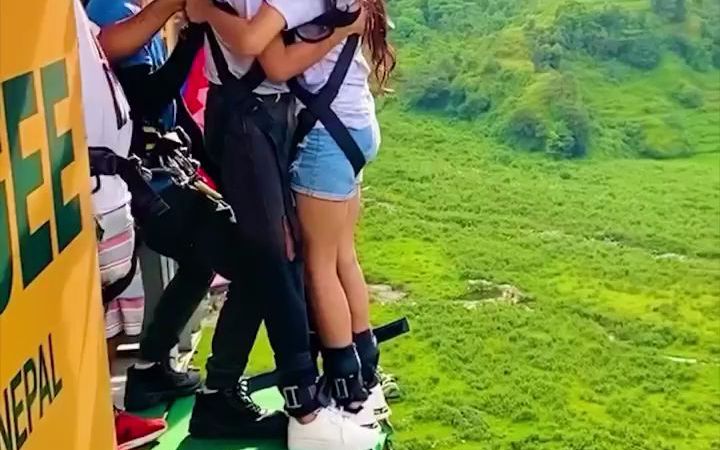 【奇遇之旅】在尼泊尔博卡拉郁郁葱葱的田野上的惊险蹦极吧_哔哩哔哩_bilibili